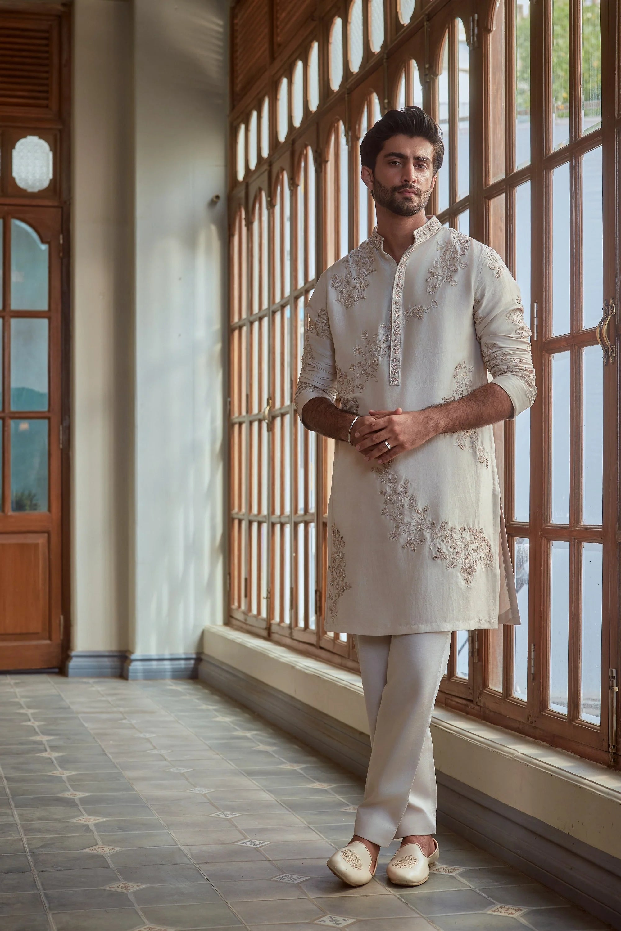 OFF WHITE BUTTA EMBROIDERED WORK KURTA PAJAMA SET – Riwaaz Kurta